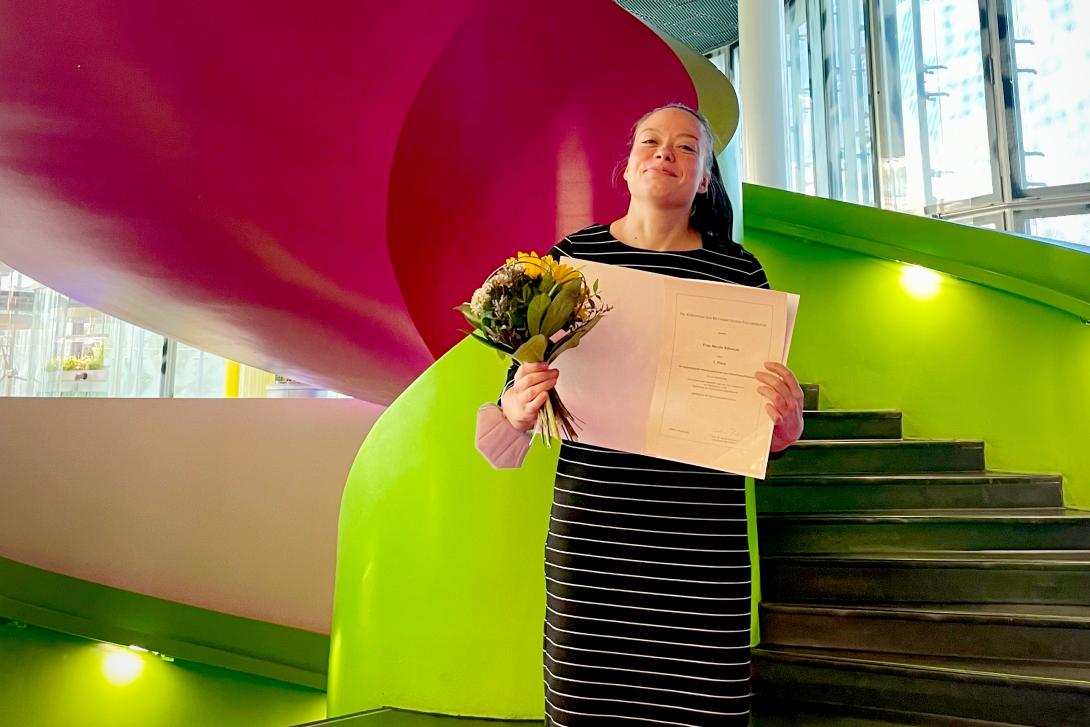 Nicole Albrecht wird für ihre Abschlussarbeit ausgezeichnet ...
